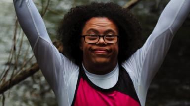 Chwaraewr rygbi Cymru'n cludo pobl drwy'r eira i'r ysbyty - BBC Cymru Fyw