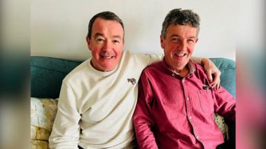 Sgwennu mewn iaith lafar. Ergyd i Gymraeg safonol? - BBC Cymru Fyw