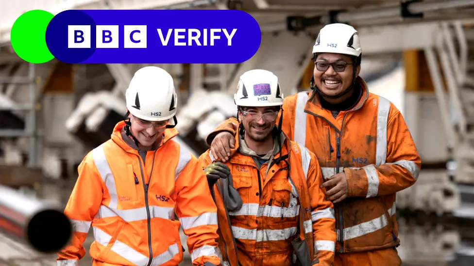 Pakefield: Demolition starts on cliff-edge properties - BBC News