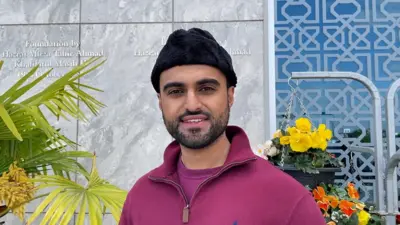 David Parr: Artist's 'awe' at 1880s artisan decorated house - BBC News