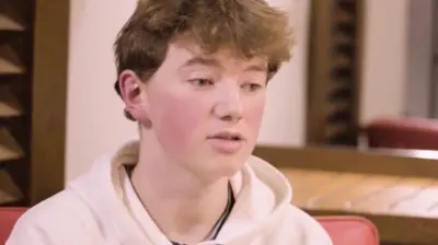 Puisi Sukmawati: Soal konde, kebaya, dan cadar, antara tren, tradisi dan identitas - BBC News ...