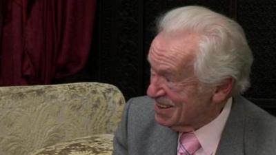 'Play The Guitar in a Day' creator Bert Weedon dies - BBC News