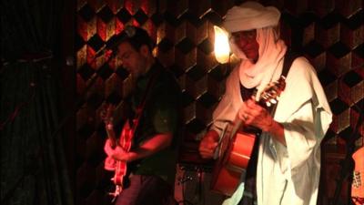 Niger: Tendé, an instrument played only by Tuareg women - BBC News