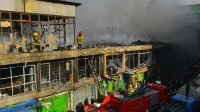 Afghanistan: Fire sweeps through Kabul market - BBC News