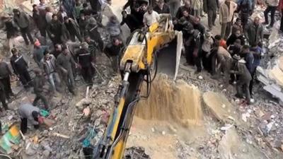 Cairo building collapse leaves 17 dead - BBC News