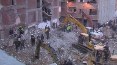 Cairo building collapse leaves 17 dead - BBC News