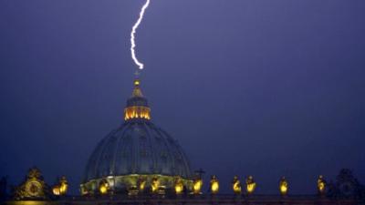 Lightning hits St Peter's Basilica - BBC Newsround