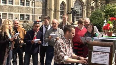 Musician Mark Vis brings piano to streets of Brighton - BBC News
