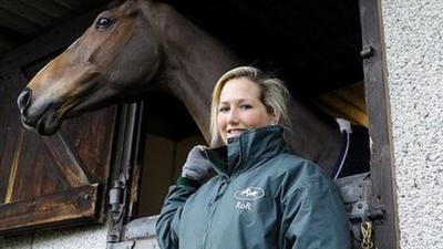 GB event rider Laura Collett seriously injured in fall - BBC News