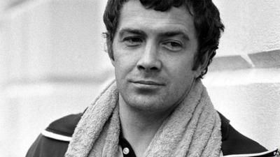 Professionals star Lewis Collins dies - BBC News