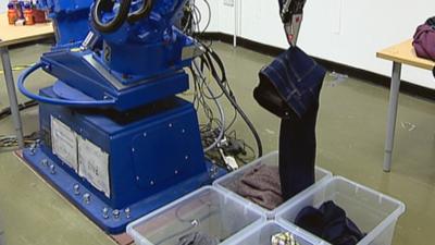 Glasgow University build a robot that sorts clothes - BBC News