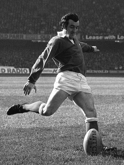 Phil Bennett: Felinfoel rugby club unveils memorial bench - BBC News