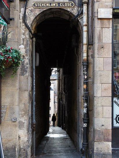 Edinburgh's 'dilapidated' closes to be transformed - BBC News