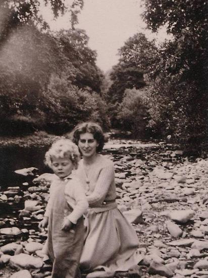 Elsi Eldridge: Art work by wife of RS Thomas on show - BBC News