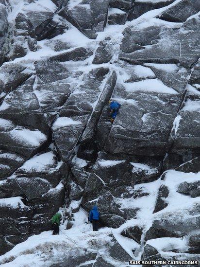 Avalanche forecasters capture conditions on Scotland's peaks - BBC News