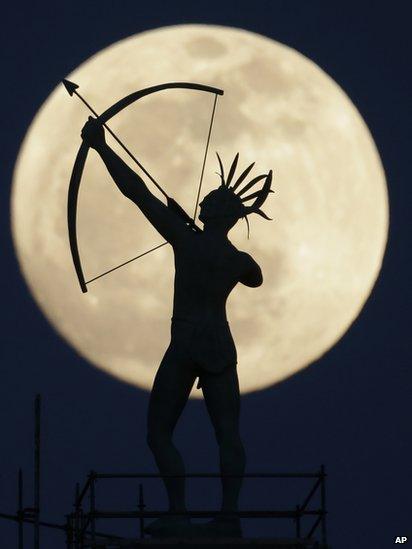 Day in pictures: 25 April 2013 - BBC News