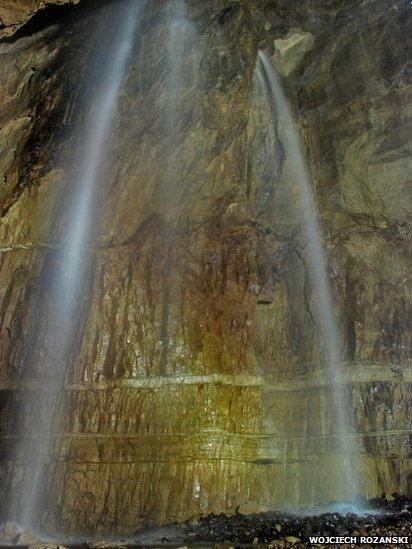 In pictures: Gaping Gill cave system open to public - BBC News
