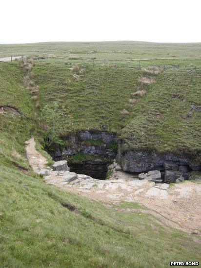 In pictures: Gaping Gill cave system open to public - BBC News