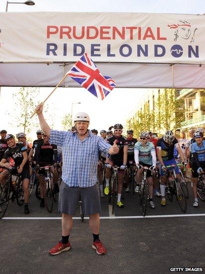 In pictures: Thousands ride in 100-mile bike race - BBC News