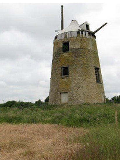 In pictures: Oxfordshire windmill restoration a step closer - BBC News