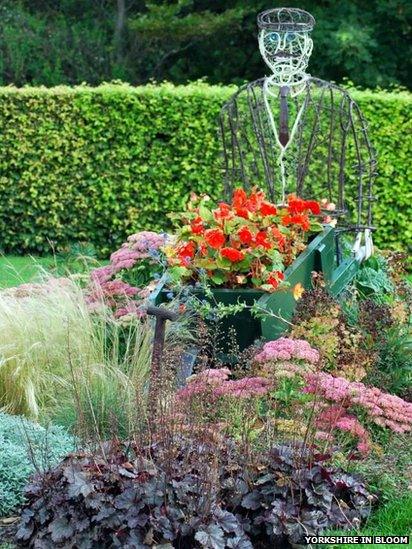 In pictures: Yorkshire flower power brings colour - BBC News
