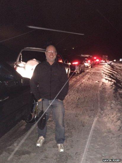 France Alps: Snow strands thousands of motorists in Savoy - BBC News