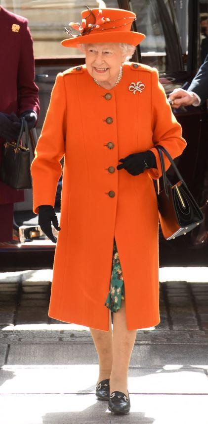 Queen in colour: 11 of Her Majesty's marvellous outfits - BBC Newsround