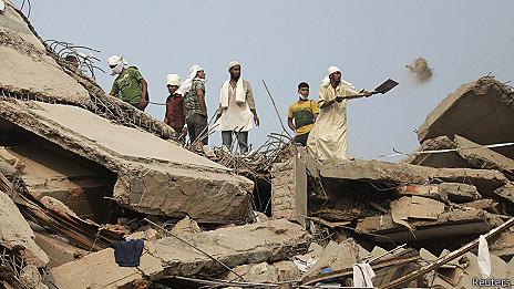 El derrumbe que desnuda a la industria de la ropa - BBC News Mundo