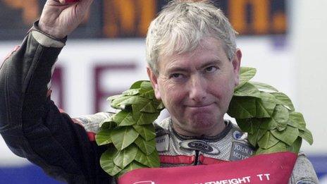 Joey Dunlop's TT winning outfit to be auctioned - BBC News