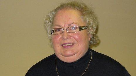 Glanhau gyda finegr: Tips cadw tŷ naturiol Winnie James - BBC Cymru Fyw