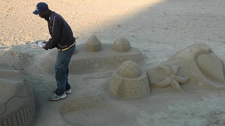 Sand creations bring life to Durban beach front - BBC News