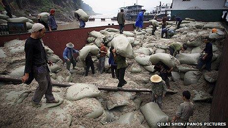 Probing China's asbestos workshops - BBC News