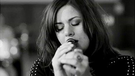 Rumer relishes 'career highlight' with Elton - BBC News