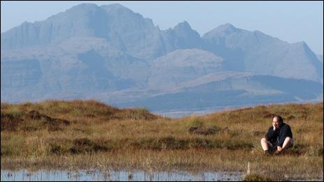 Skye wild swimmer Duncan MacInnes down to last loch - BBC News