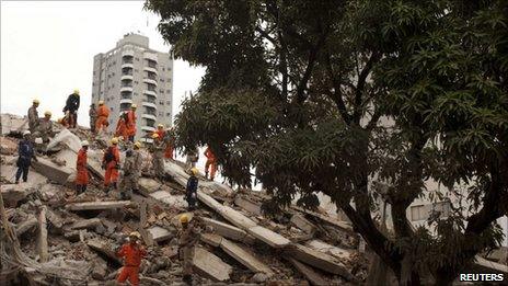 Collapse of 30-storey building in Brazil traps three - BBC News