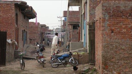 Behind the scenes of Pakistan Raymond Davis 'spy' saga - BBC News