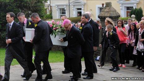 Nikitta Grender funeral: Hundreds attend church service - BBC News