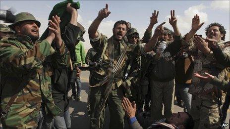 Commanders boost Libyan rebels' morale - BBC News