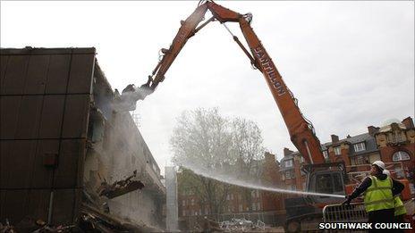 'Muggers' paradise' the Heygate Estate is demolished - BBC News