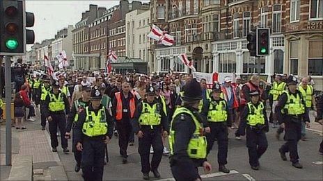 Manchester's leaders say 'ignore' EDL protesters - BBC News