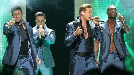 Blue singer Simon Webbe has declared himself bankrupt - BBC News