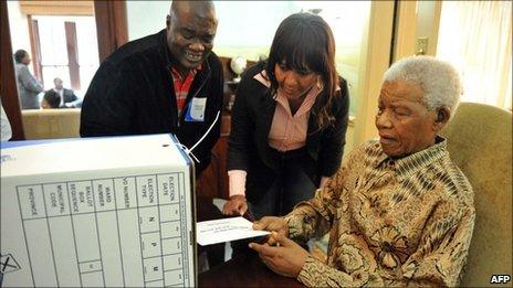 Nelson Mandela votes early in South Africa election - BBC News
