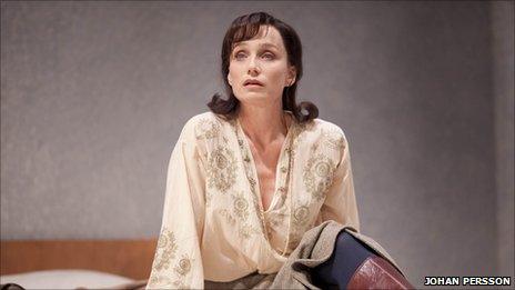 Harold Pinter's Betrayal gains faith of critics - BBC News