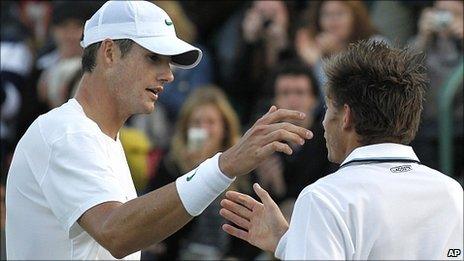 Wimbledon 2011: John Isner beats Nicolas Mahut in three sets - BBC Sport