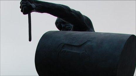 Drummer sculpture returns to Truro's Hall for Cornwall - BBC News