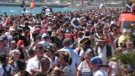 Hundreds of 'mermaids' gather in Plymouth for record attempt - BBC News