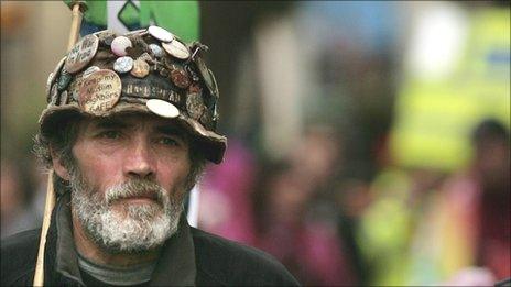 Brian Haw memorial: Sir Mark Rylance leads campaign - BBC News