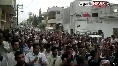 Syria: Thousands protest in restive city of Hama - BBC News