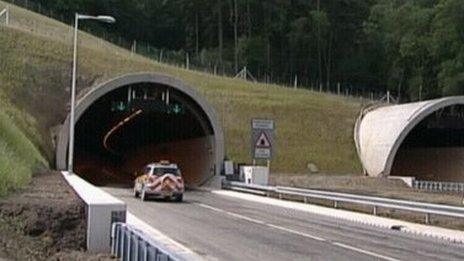 Hindhead Tunnel improves village air quality - BBC News