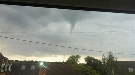 Funnel cloud witnessed in East Midlands skies - BBC News